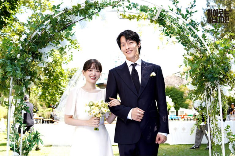 K-DRAMA REVIEW: "The Atypical Family" Flows Off-Beat Character Rhythms ...